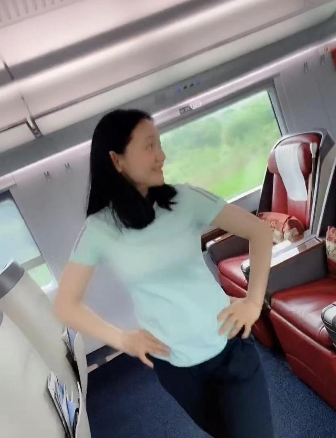 The famous host Zhou Qun caused controversy!Dance on the high-speed ...