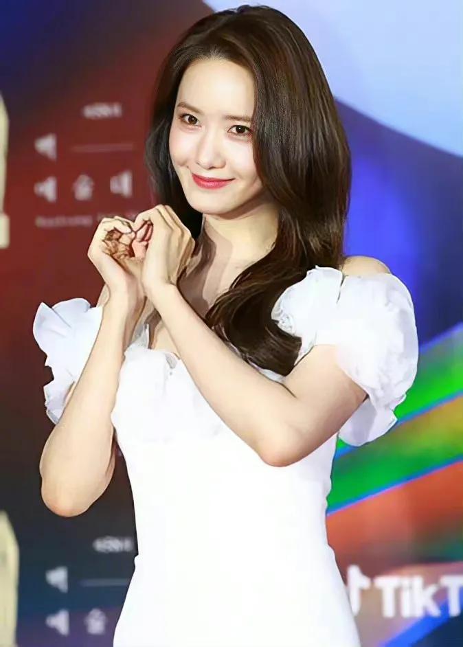 South Korea's Baeksang Awards The black and white dress is monotonous ...