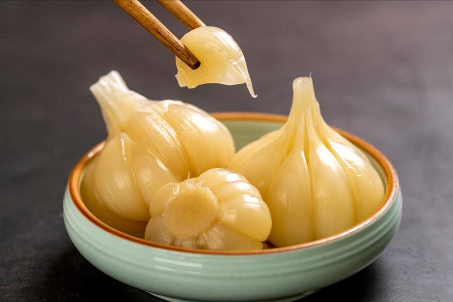 Pickled candied garlic, don't just use sugar and vinegar, add 1 more ...