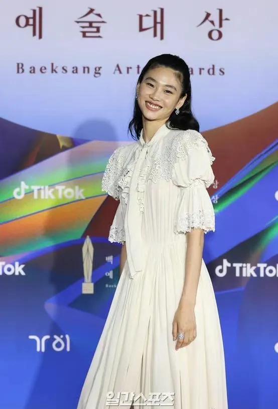 South Korea's Baeksang Awards The black and white dress is monotonous ...