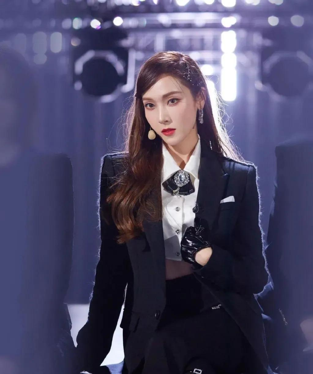 "Sister Lang" Zhang Yunyi played a video for Yuan Hong, Zheng Xiuyan grabbed the phone and pooh ...