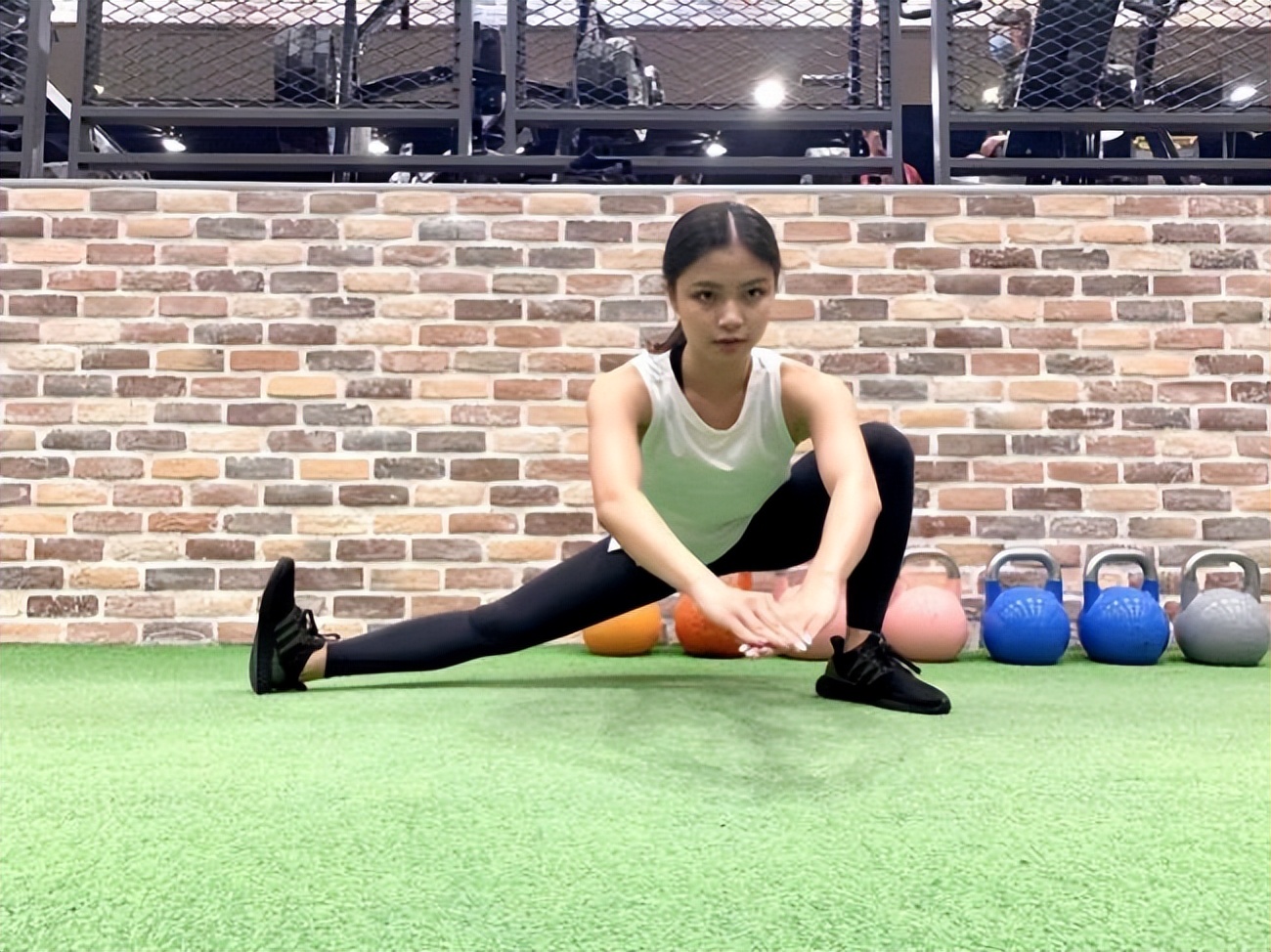 12 simple stretches to loosen tight muscles before and after heavy ...