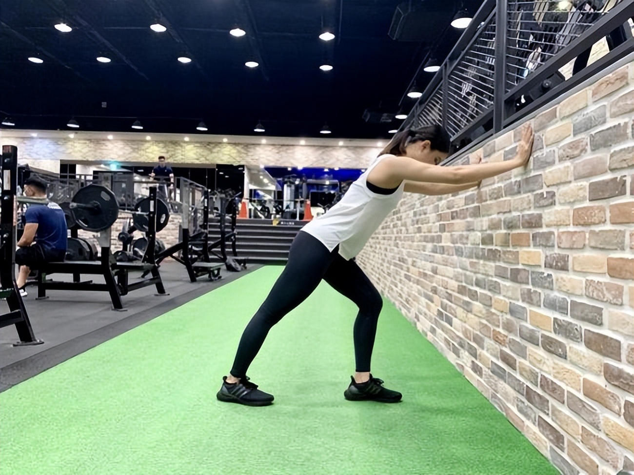 12 simple stretches to loosen tight muscles before and after heavy ...