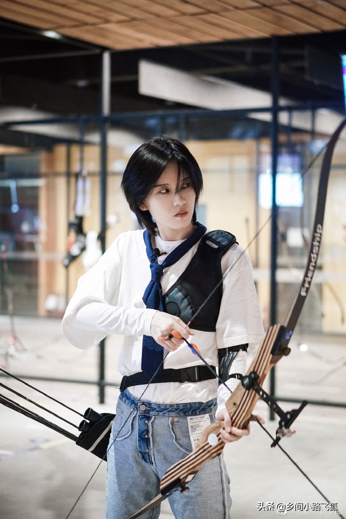 Lu Keran shares his daily life, wearing a white shirt and archery - iNEWS