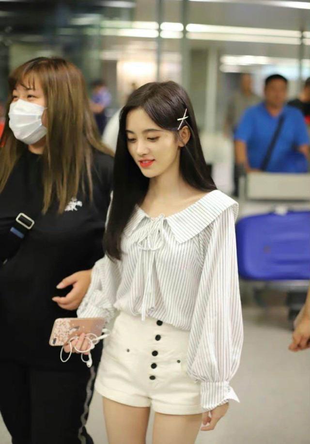 Ju Jingyi is petite, but she knows how to wear it. She can even handle ...