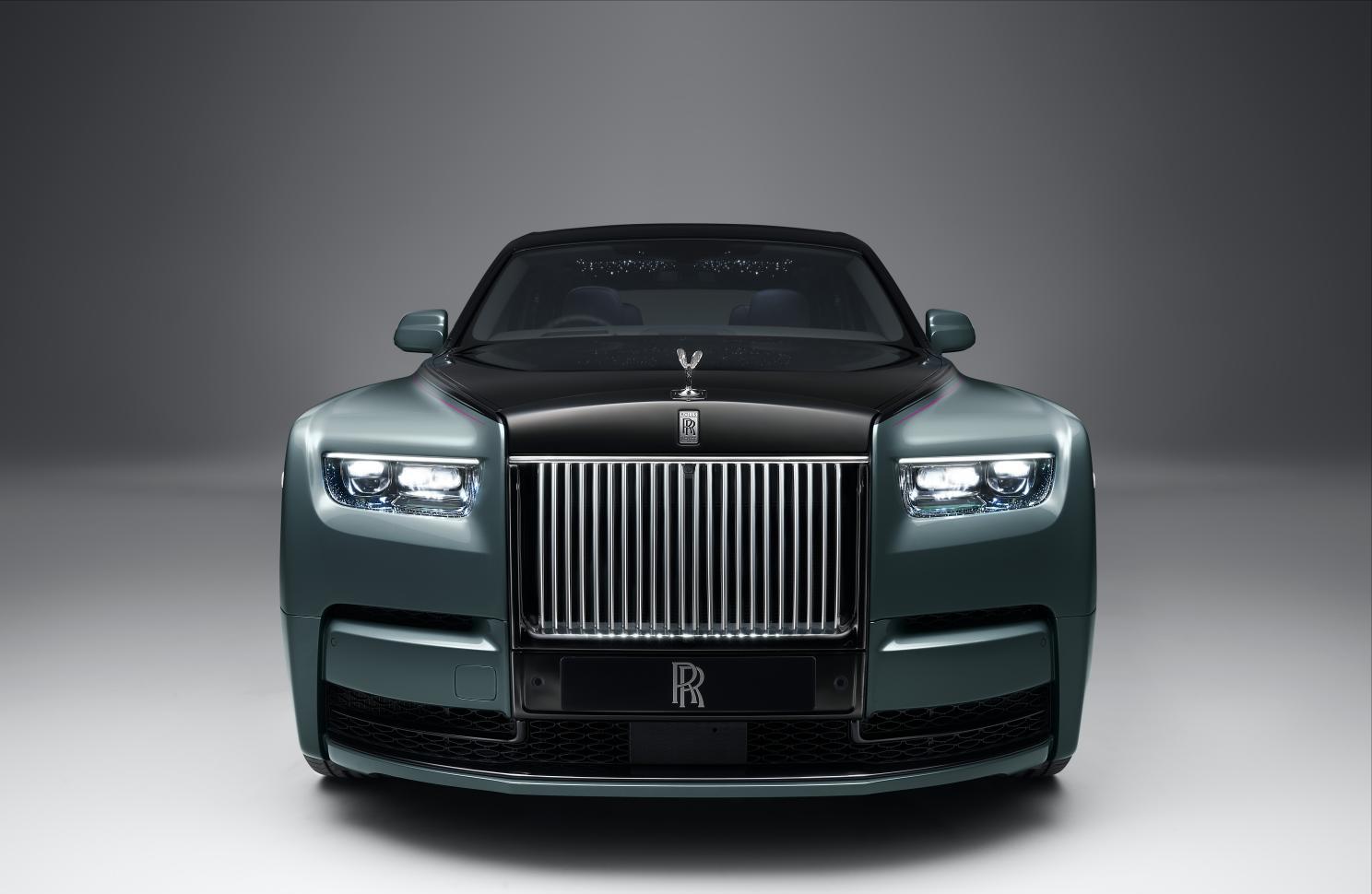 Younger, more stylish, official images of the new Rolls-Royce Phantom ...