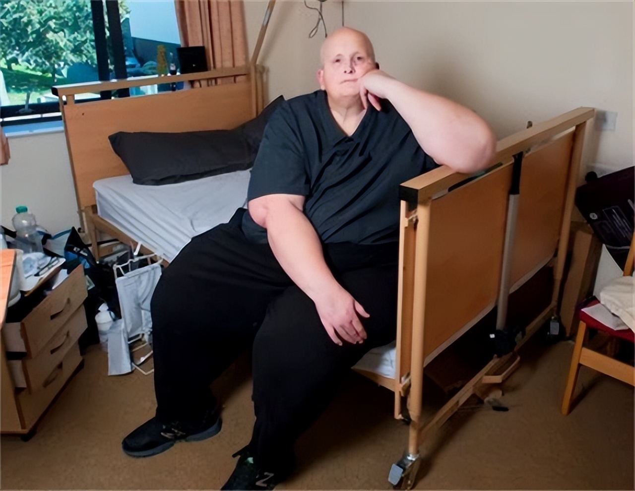 The British man weighed 1016 pounds, and the ambulance could not get in ...