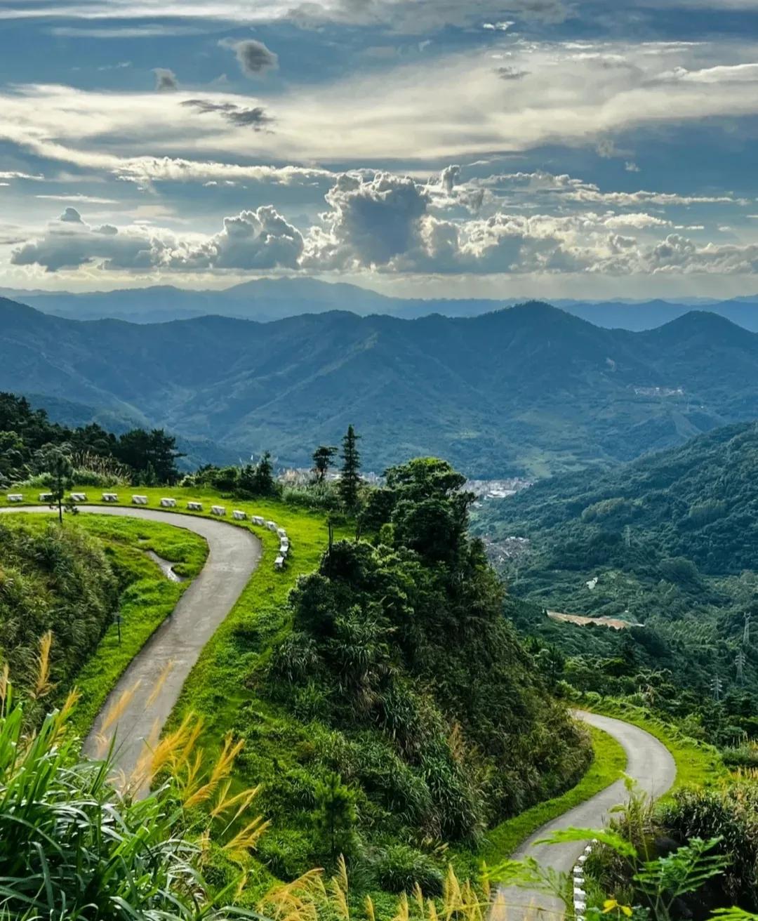 The scenery of Luoding Windmill Mountain is so beautiful - iNEWS