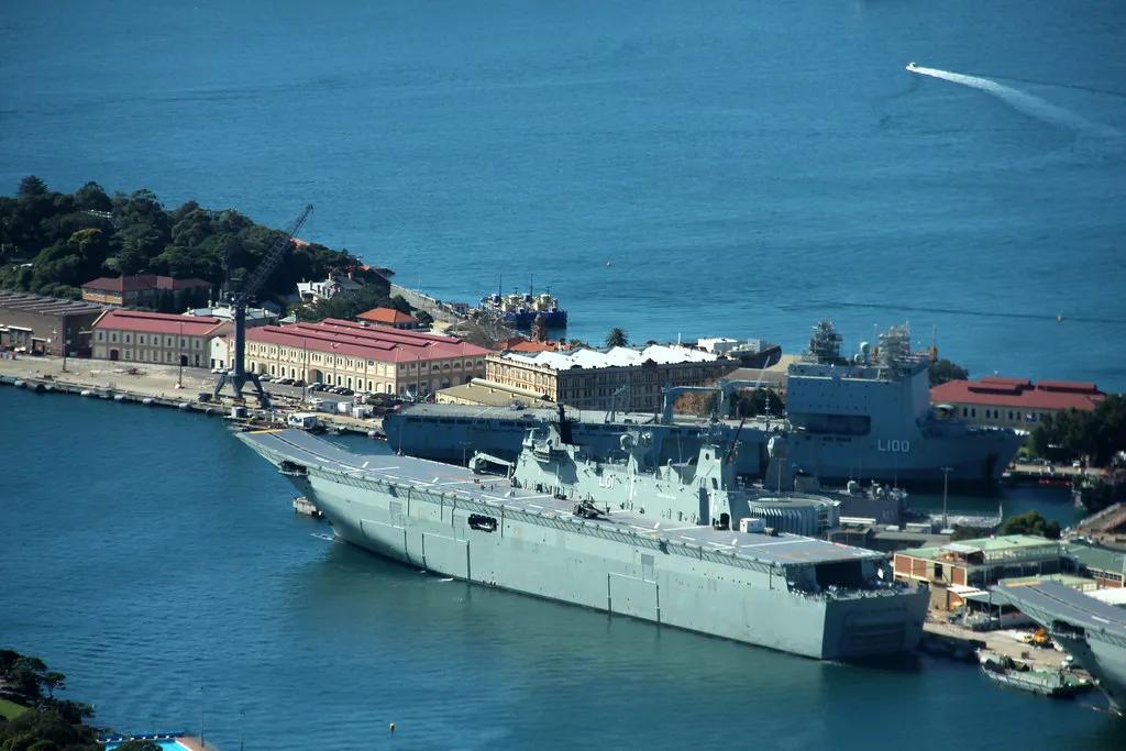 Atlas of "Canberra" class amphibious assault ships (118 pictures) - iNEWS