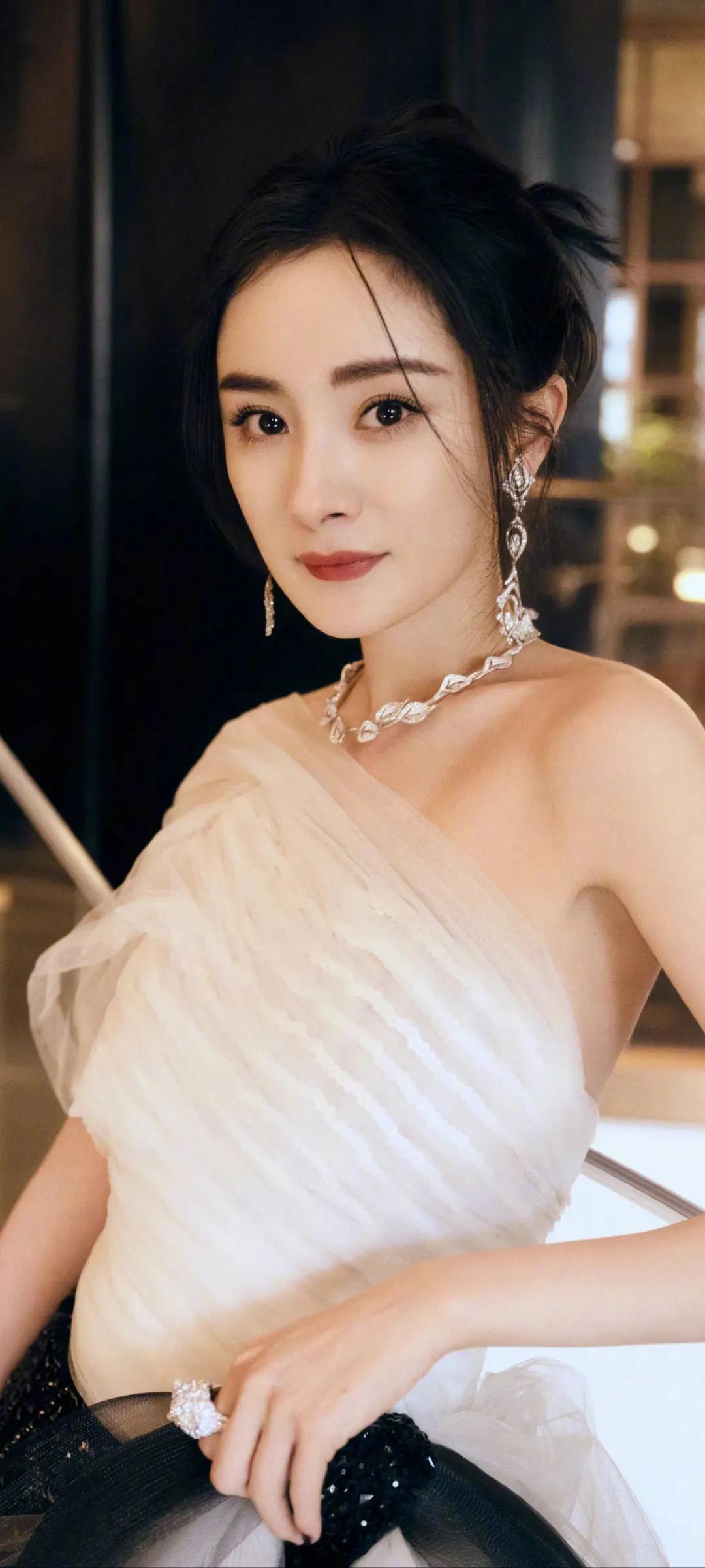 Yang Mi's figure is too amazing - iNEWS