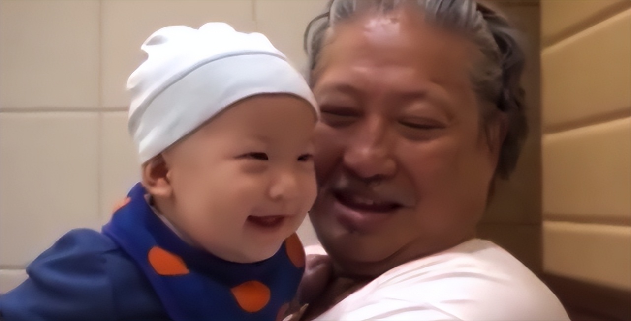 70-year-old Sammo Hung was photographed hugging his grandson, with a ...