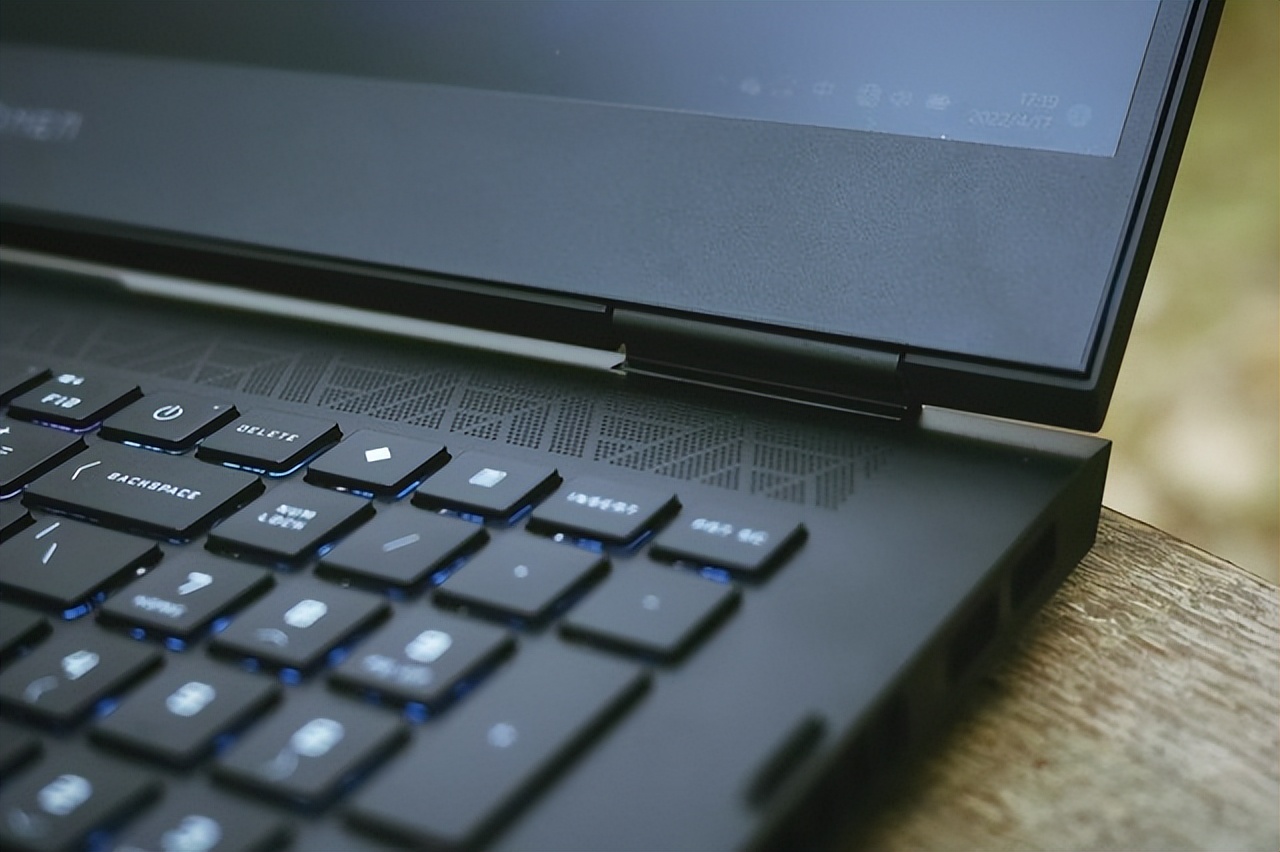 What is the difference in gaming experience between the OMEN Shadow Elf ...