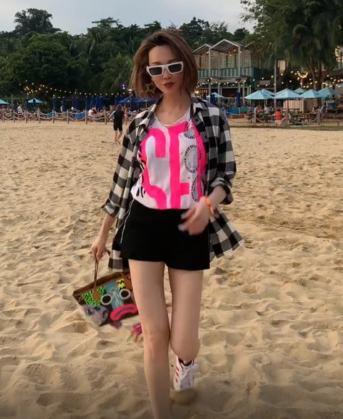 "Star Girl" Sun Jiajun appeared on the beach, wearing shorts to show ...
