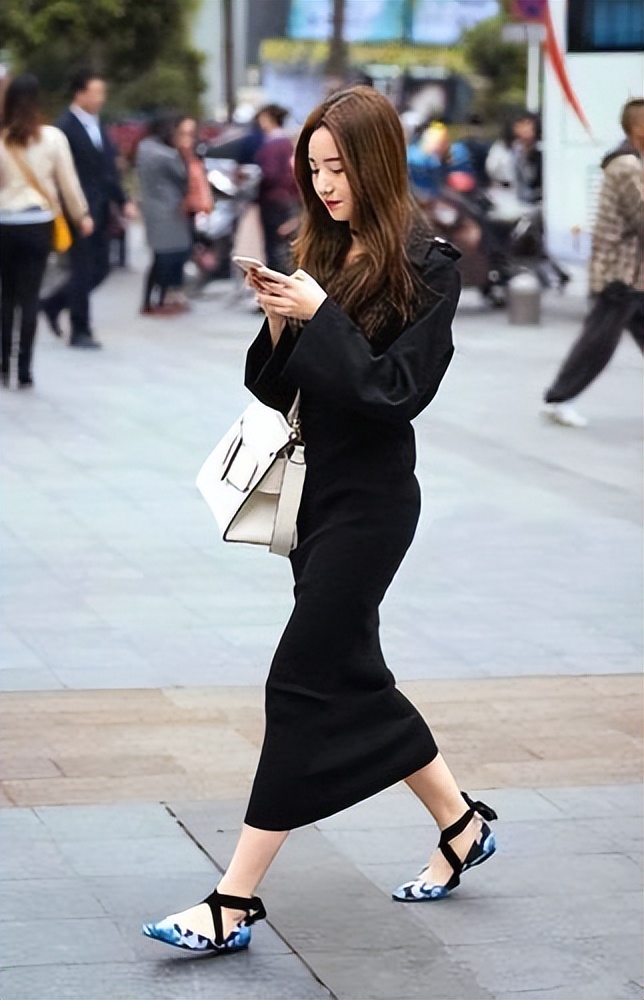 Beauty's changeable outfits become a charming landscape - iNEWS