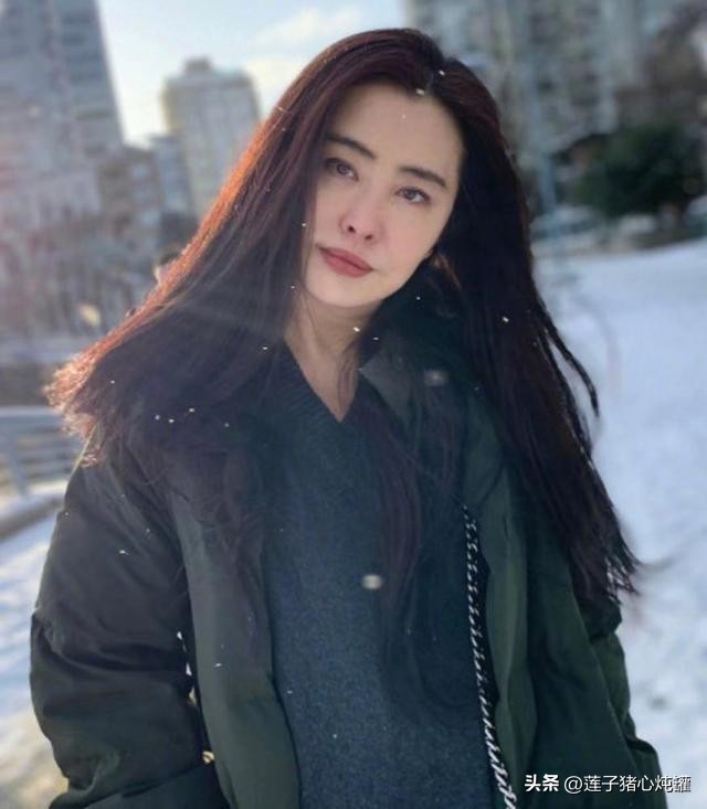 Wang Zuxian is rarely photographed, the dark green down jacket is beautiful and charming, and ...