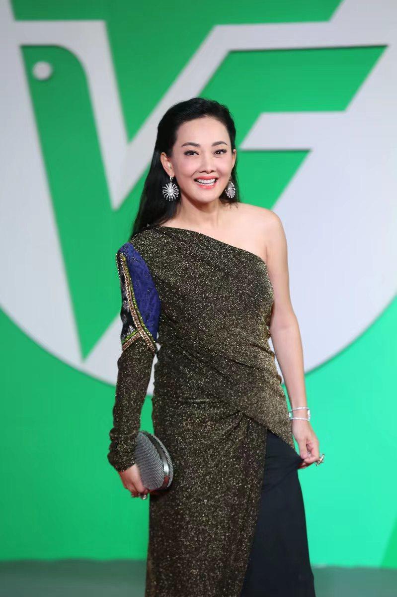 "49-year-old Niu Li" has a figure comparable to a model, wearing a ...