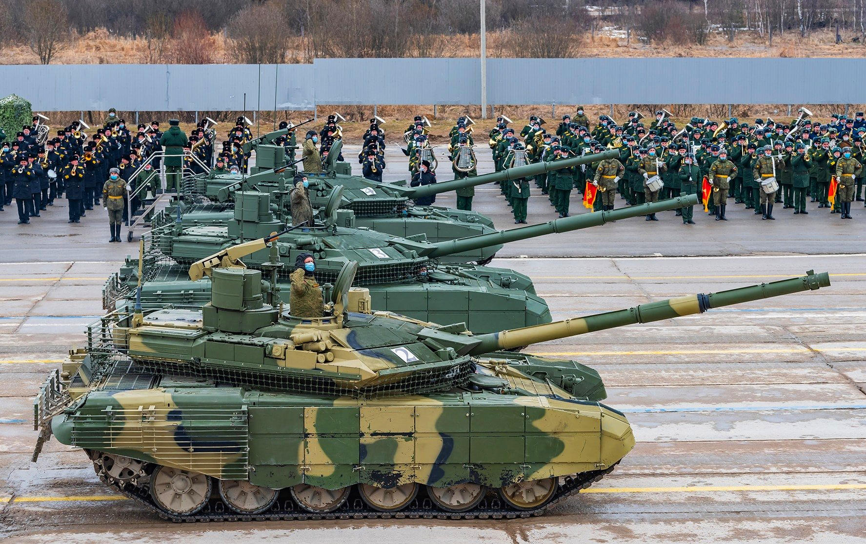 The Russian T90M is wearing a composite camouflage net to fight against ...