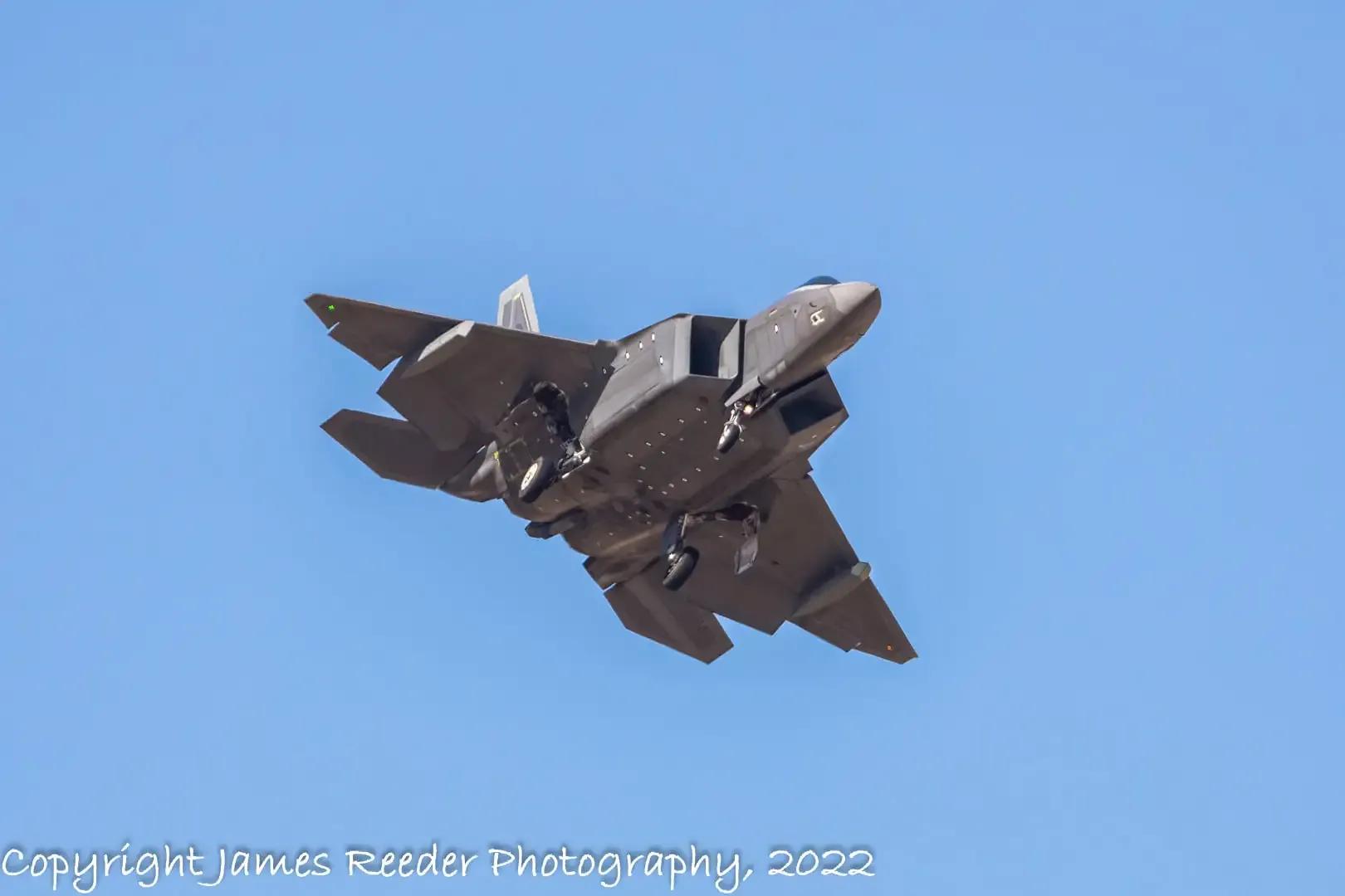 F-22 Raptor with stealth pod mounted under the wing - iNEWS