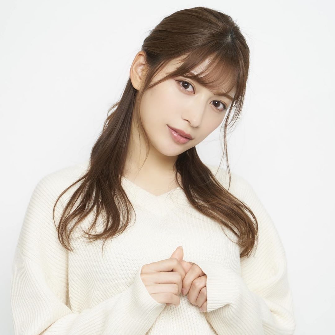 Xueping Li Left: A gravure model with nine heads and an ant waist - iNEWS