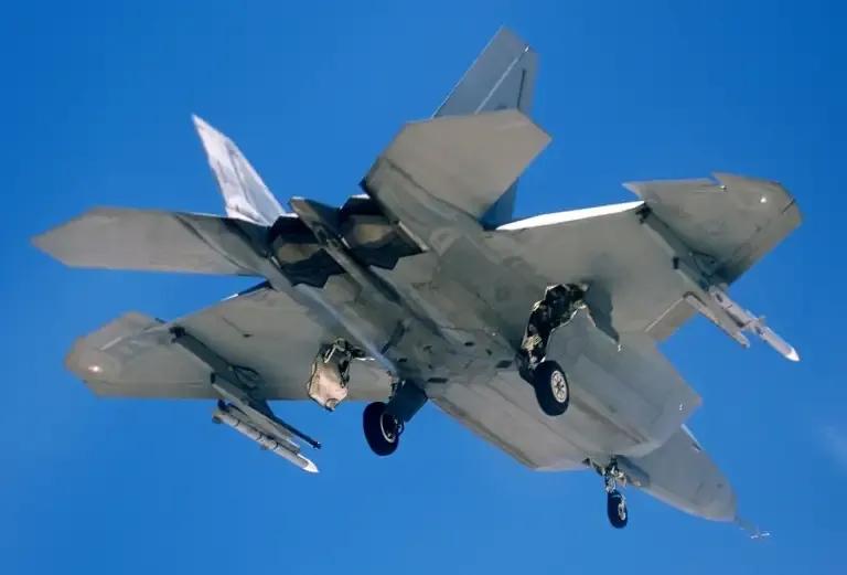 F-22 Raptor with stealth pod mounted under the wing - iNEWS