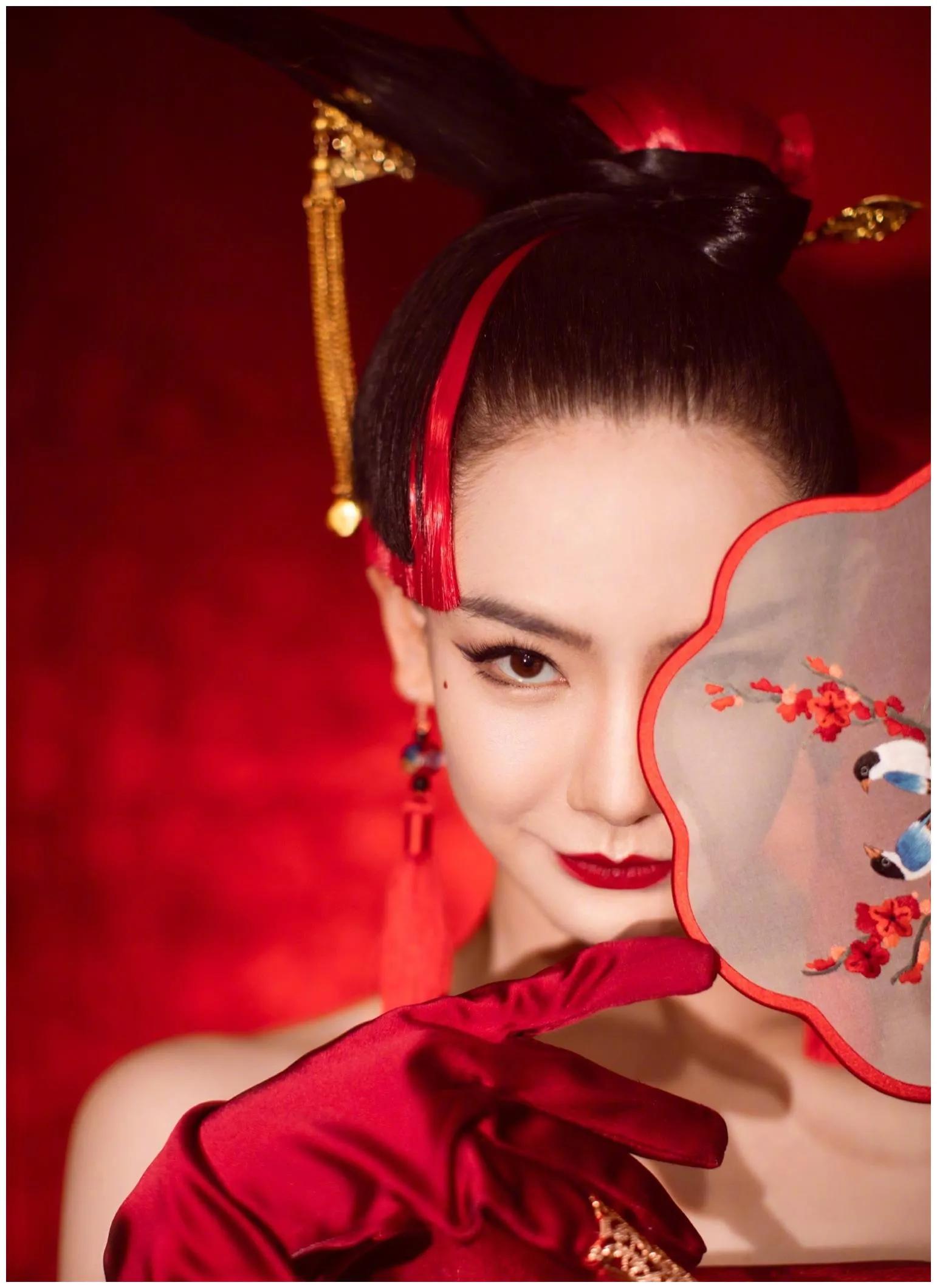 Fashion love red dress series actress Qi Wei - iNEWS