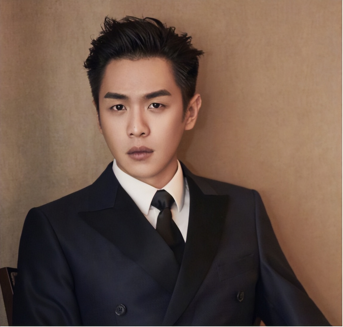 Actor Zhang Ruoyun's legs are like bamboo poles, and his body is so ...