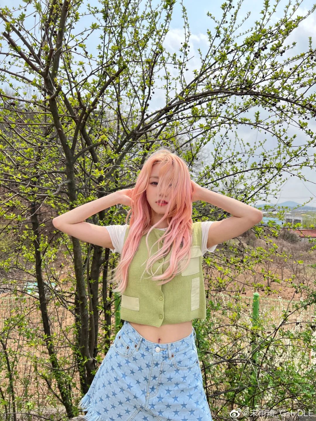 Song Yuqi's pink hair refreshes the peak of her appearance, and the ...