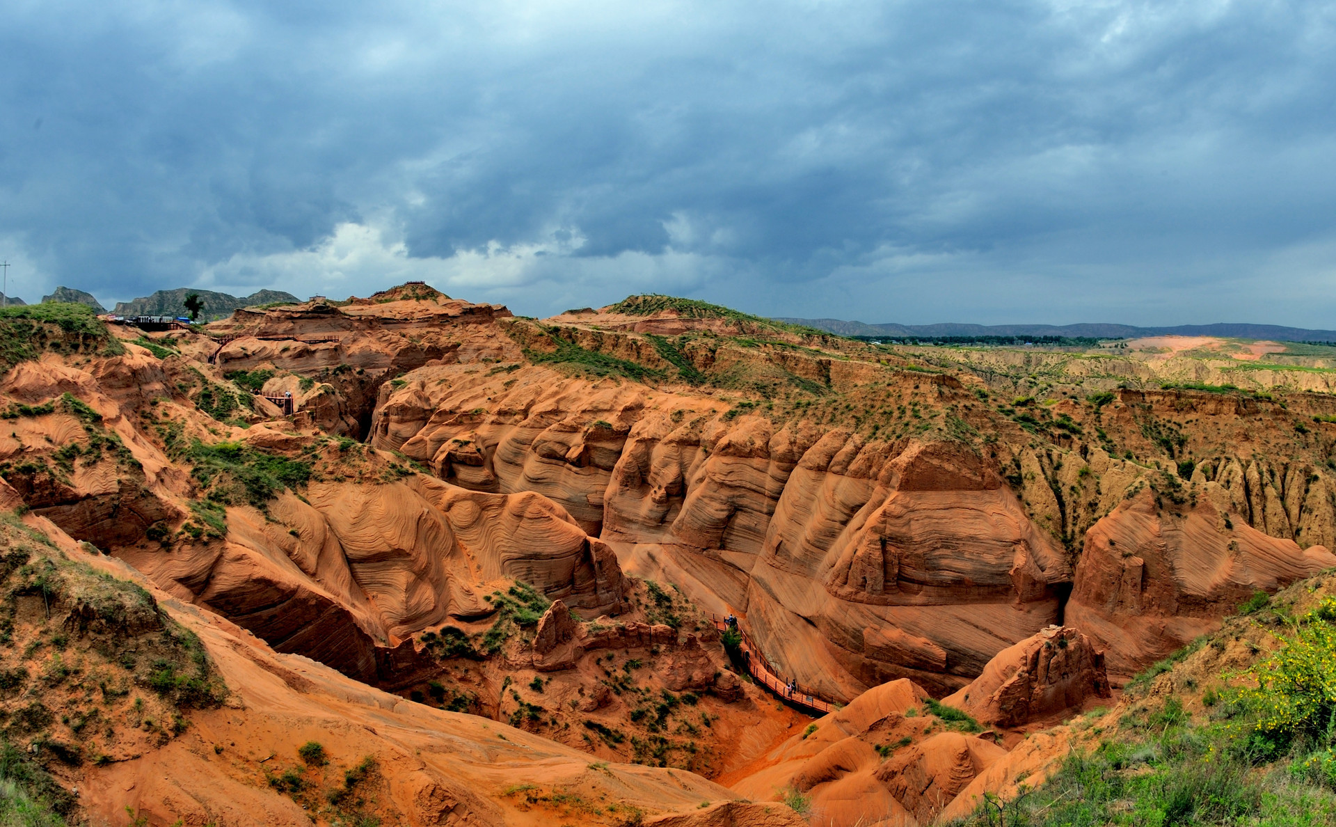 A crack on the Loess Plateau, a waterfall of hundreds of meters is ...