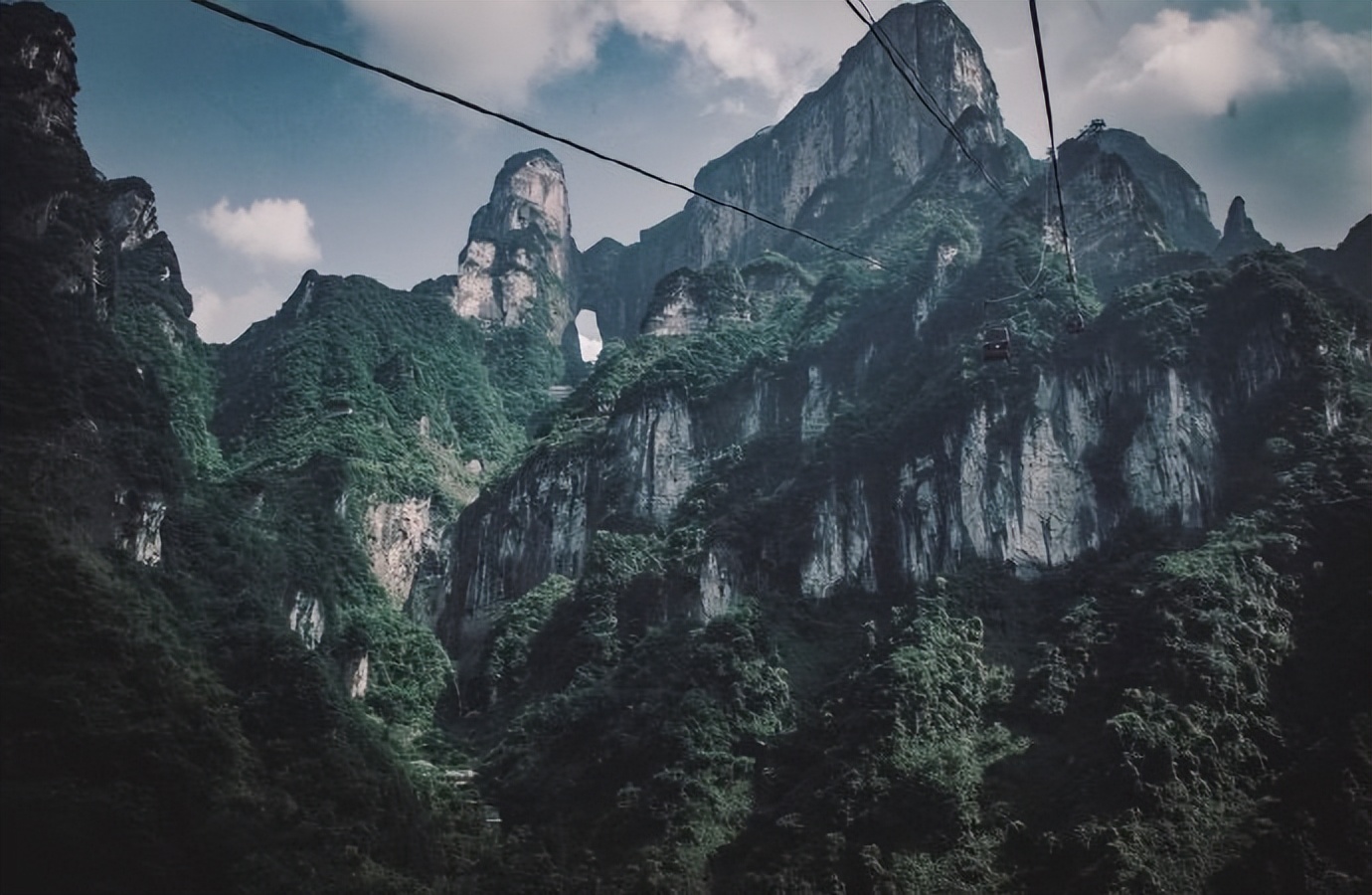 Zhangjiajie Shili Gallery - iNEWS