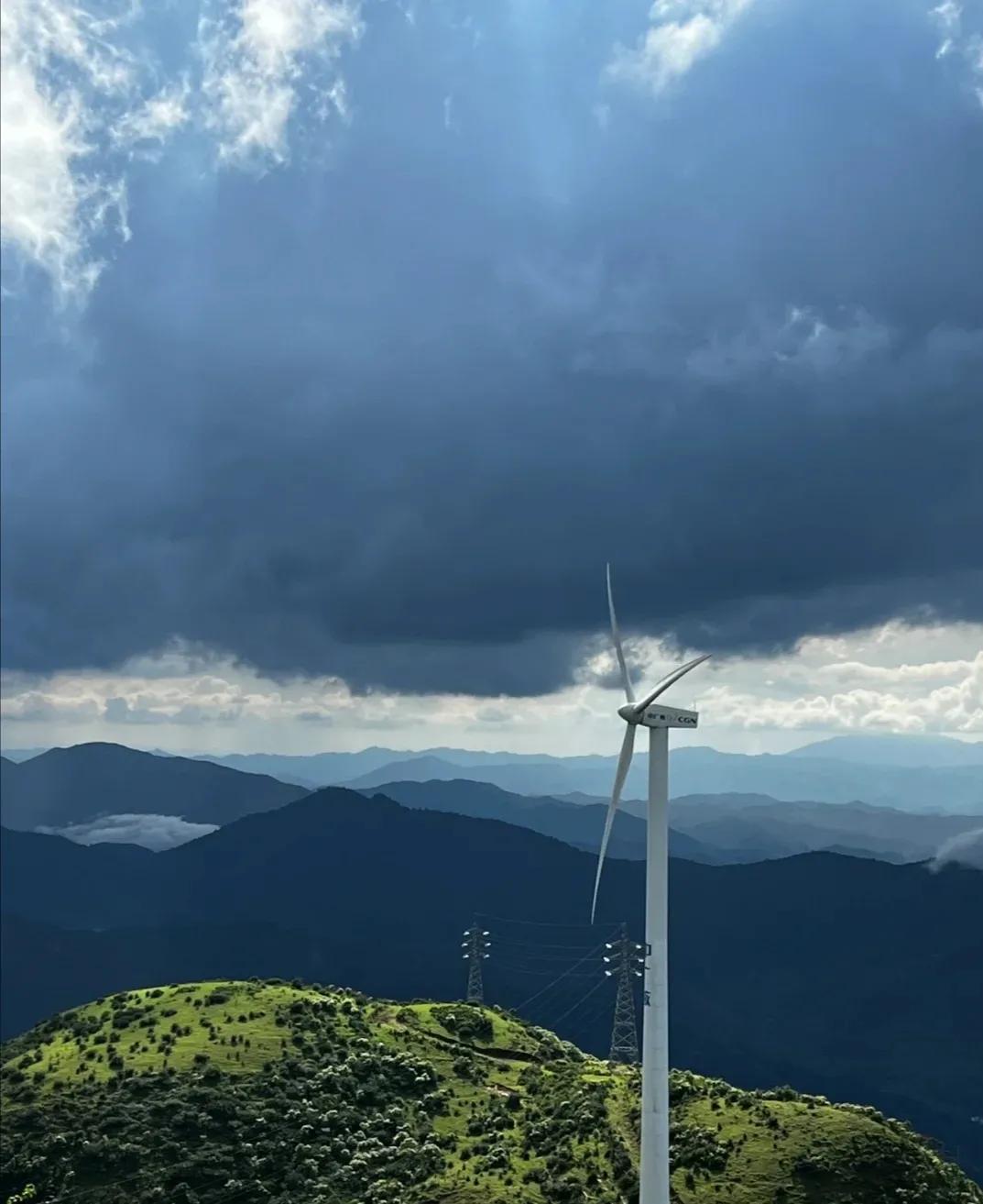 The scenery of Luoding Windmill Mountain is so beautiful - iNEWS