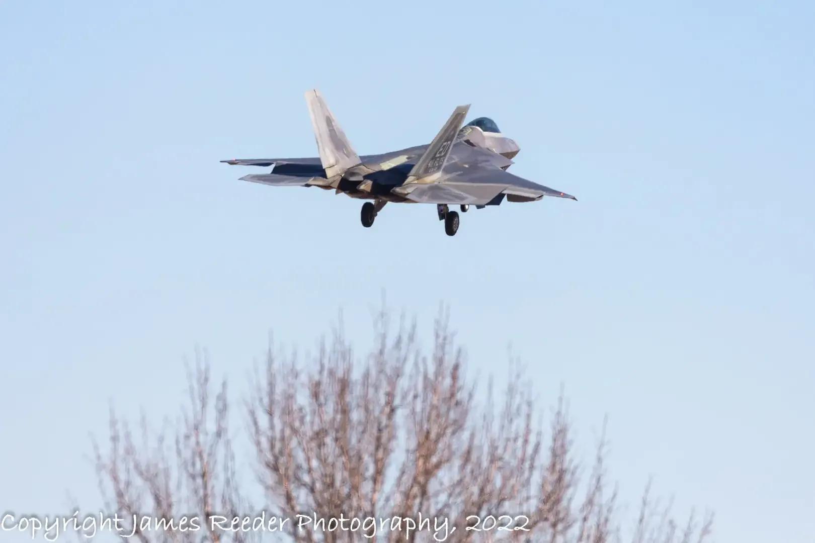 F-22 Raptor with stealth pod mounted under the wing - iNEWS