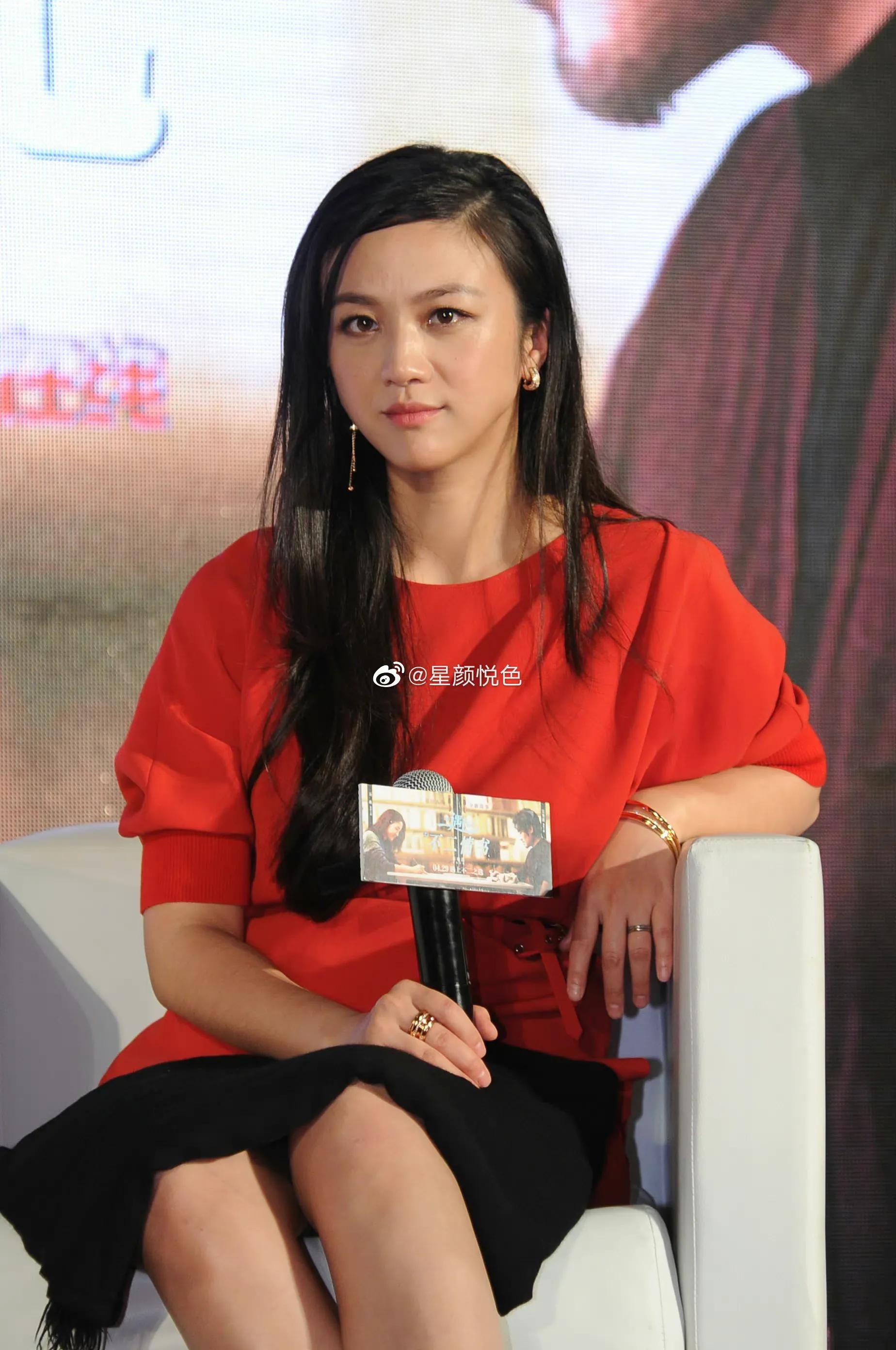 Tang Wei's red dress with high heels - iNEWS