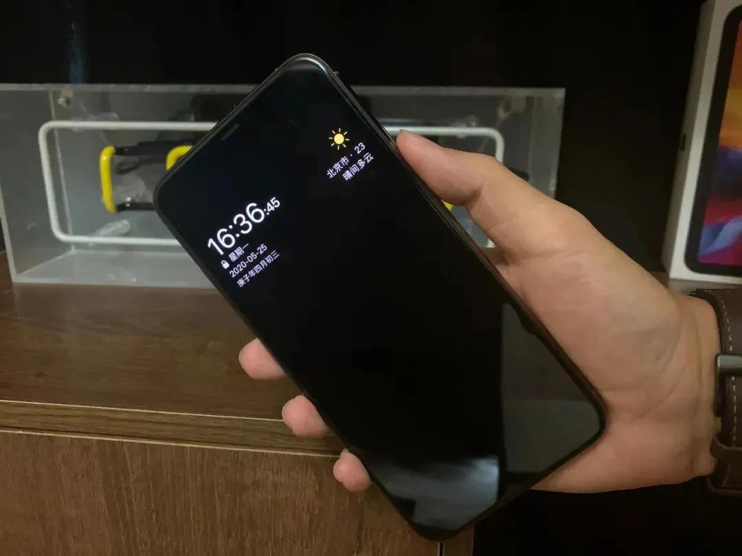 Waiting for it!iPhone off screen display, these models support - iNEWS