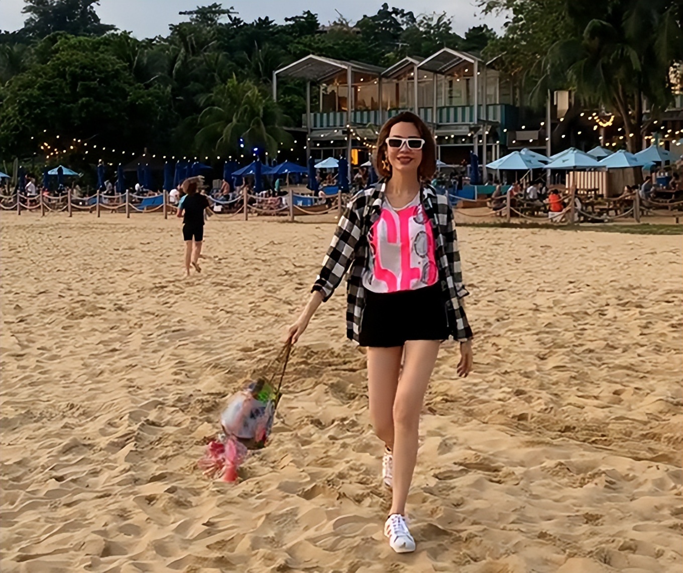 "Star Girl" Sun Jiajun appeared on the beach, wearing shorts to show ...