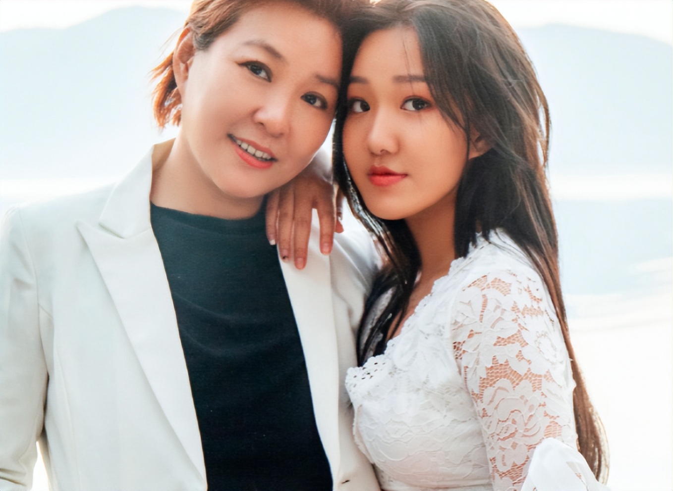 Host Li Jing's daughter rarely takes photos!With a plump figure and eye ...