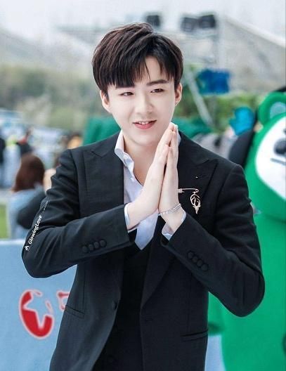 "Liu Yuning is on the hot search again" affectionately sings ...