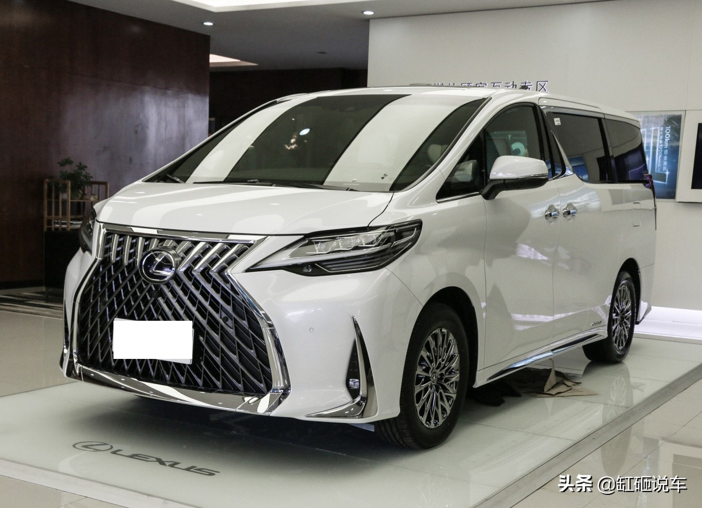 The ceiling of the Japanese MPV is very elegant, and the stars love to ...