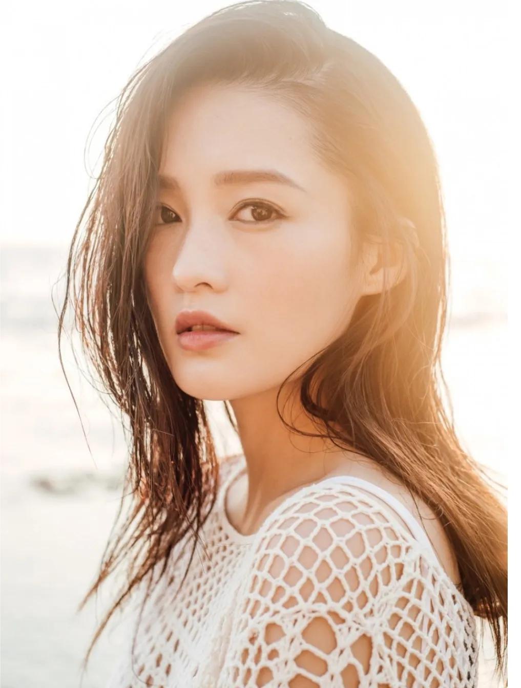 Li Qin's seaside photo Xiaolu is sexy wearing a bikini and a hollow blouse - iNEWS