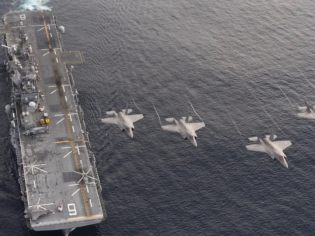 The US quasi aircraft carrier arrived in Japan with the F35, and the ...