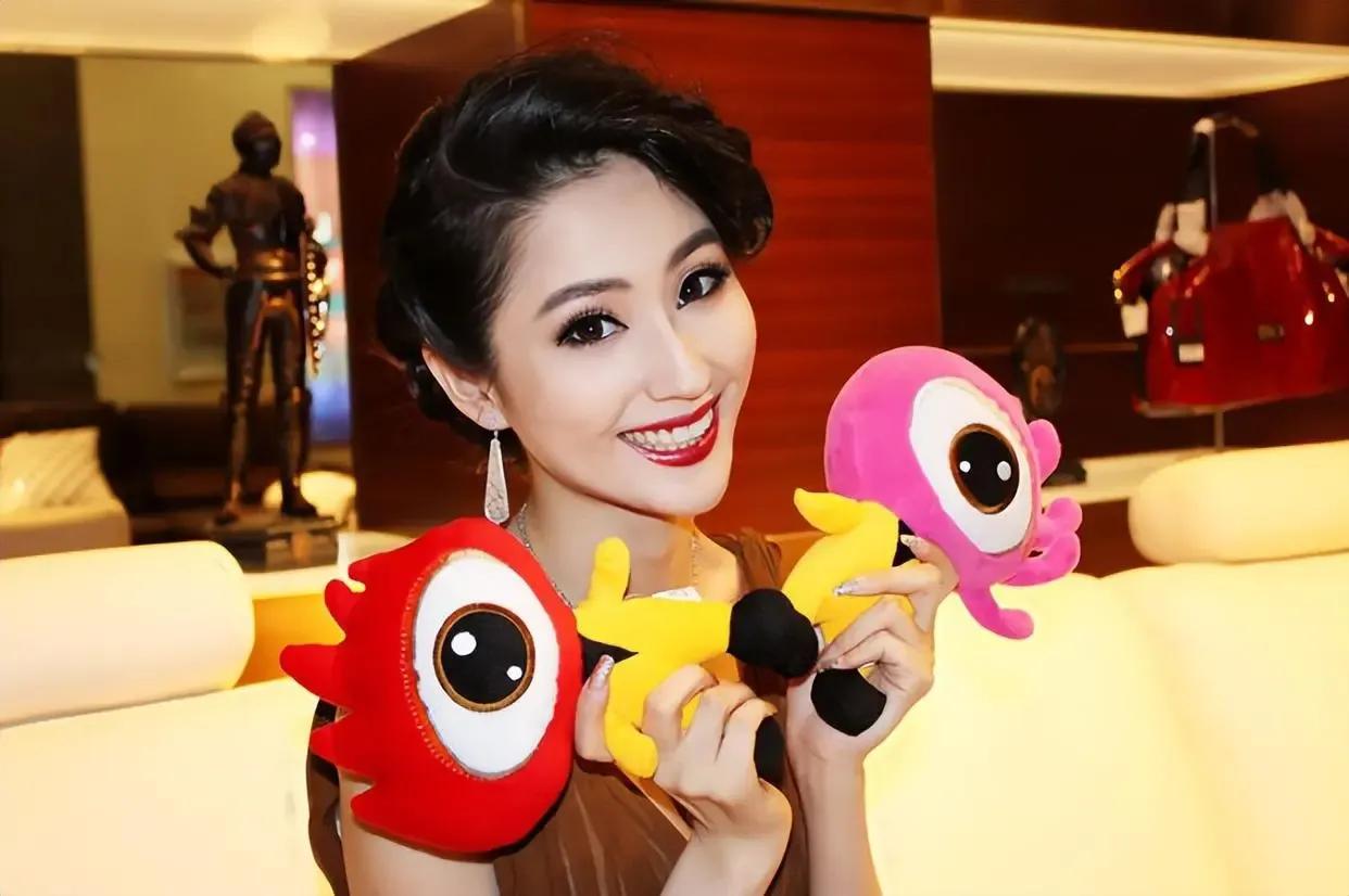 Lan Yan: A rich Chinese-Russian mixed-race girl, but she follows the ...