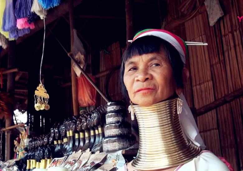 Take the long neck as beauty: Dozens of collars are placed around the ...