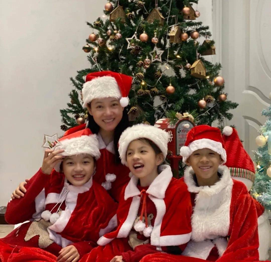 The famous host Zhou Qun caused controversy!Dance on the high-speed ...