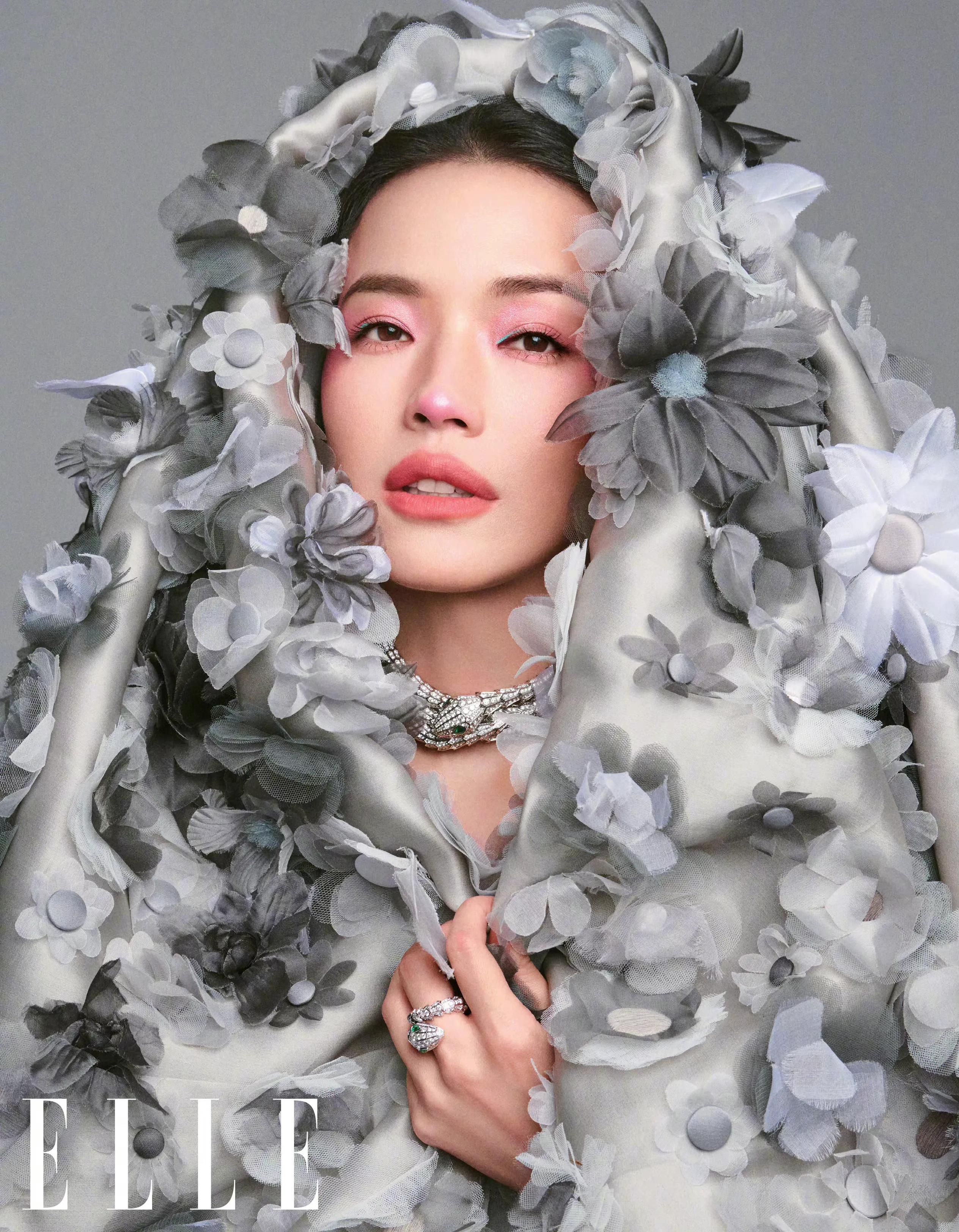 Shu Qi, Liu Wen, Yang Mi, Jing Tian, Song Zuer interpret the same three-dimensional flower ...
