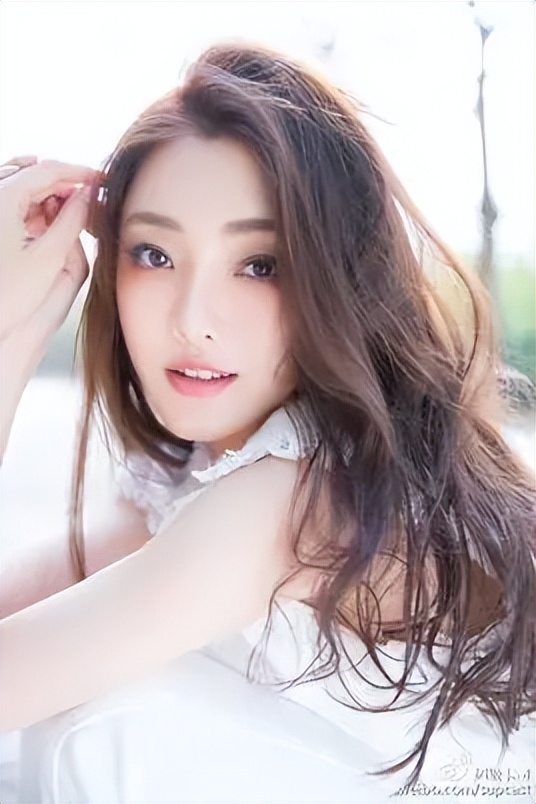 Liu Qianhan: gentle and generous, elegant and charming - iNEWS