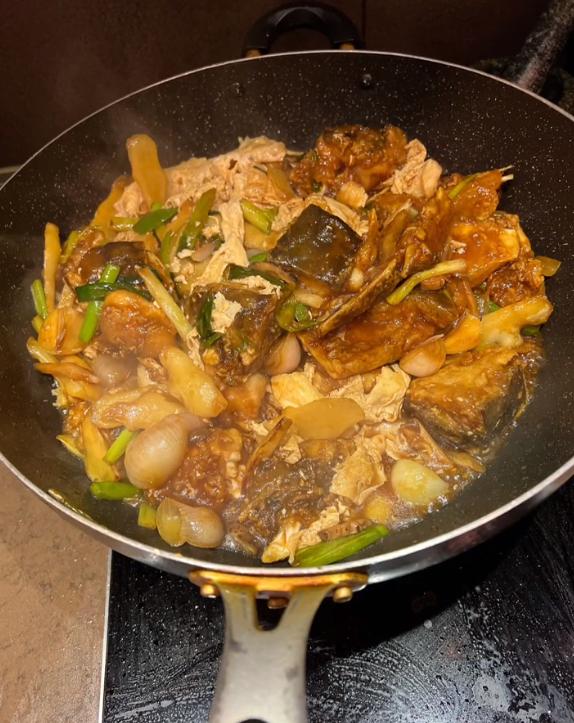 46-year-old Charmaine She personally cooks and frys fish, and the ...