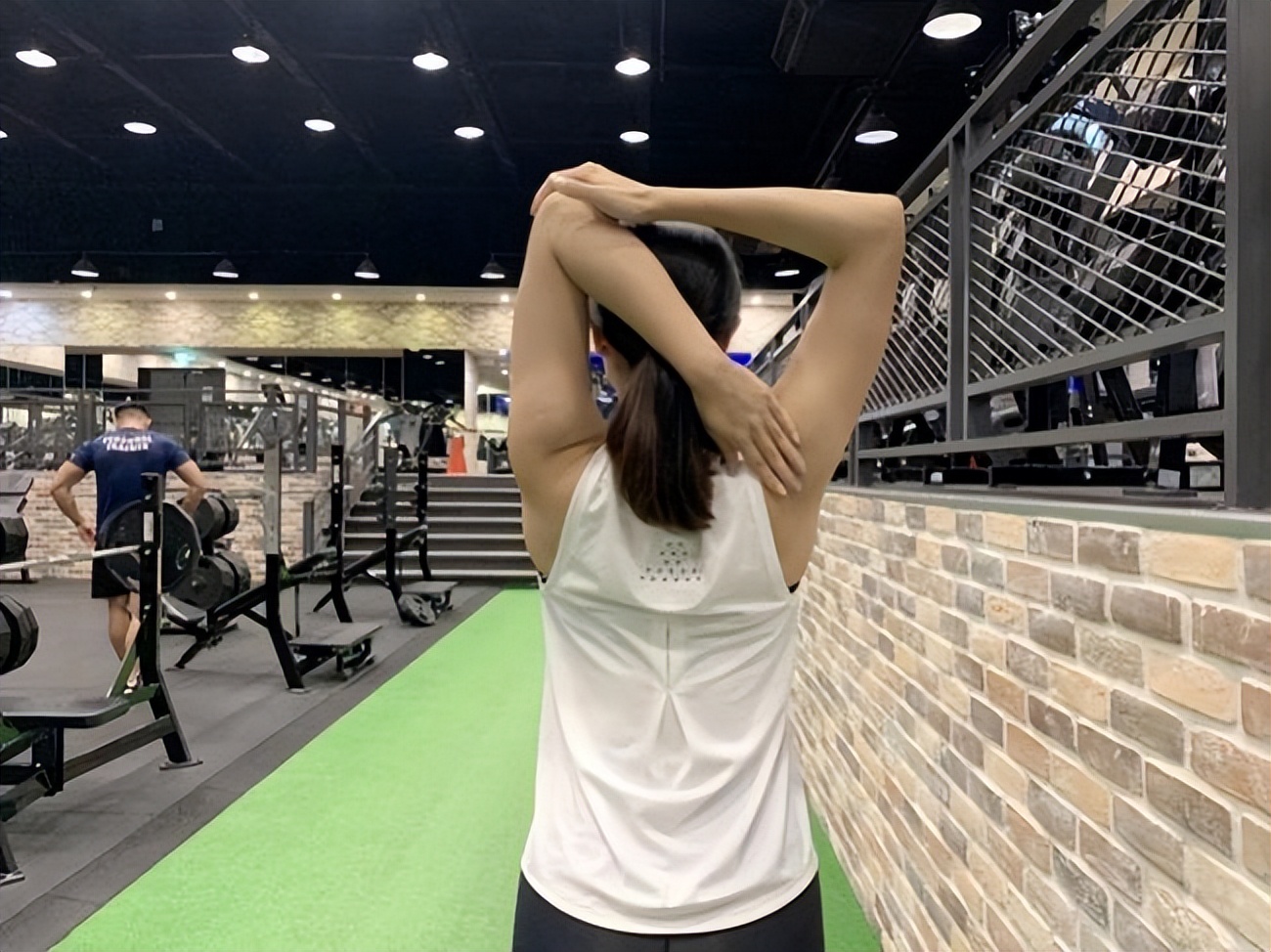 12 simple stretches to loosen tight muscles before and after heavy ...