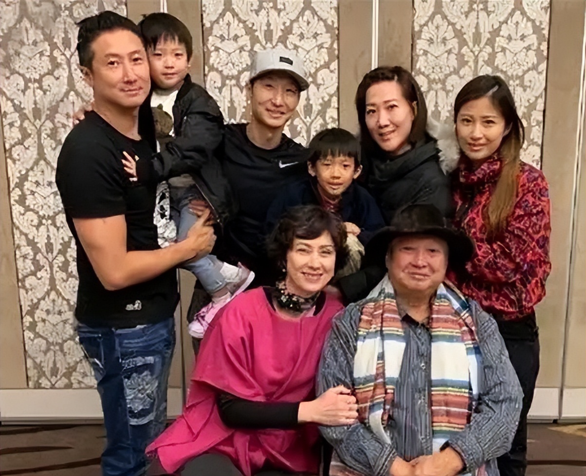 70-year-old Sammo Hung was photographed hugging his grandson, with a ...