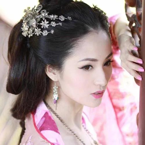 Lan Yan: A rich Chinese-Russian mixed-race girl, but she follows the ...