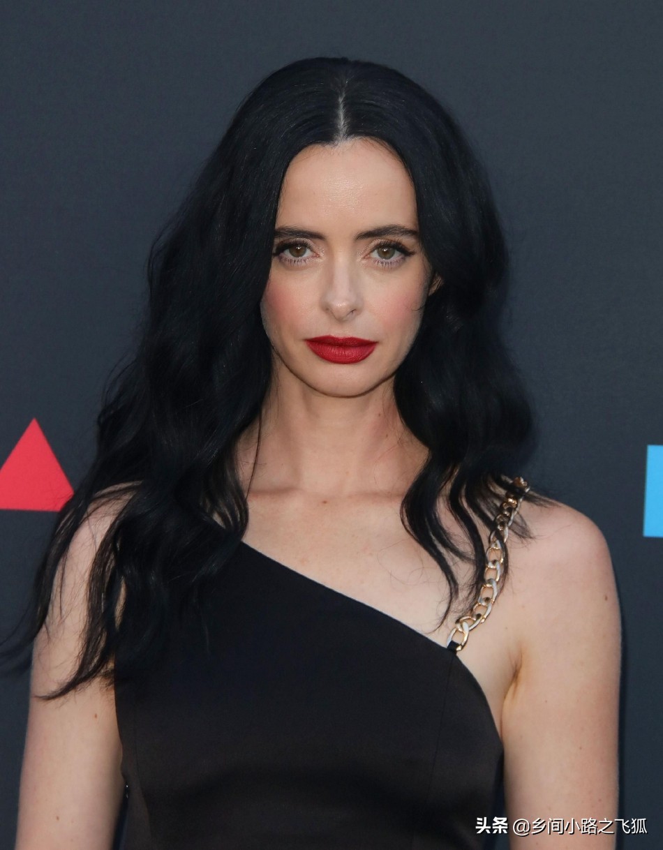 Krysten Ritter attends the 2022 MOCA event with flaming red lips and ...