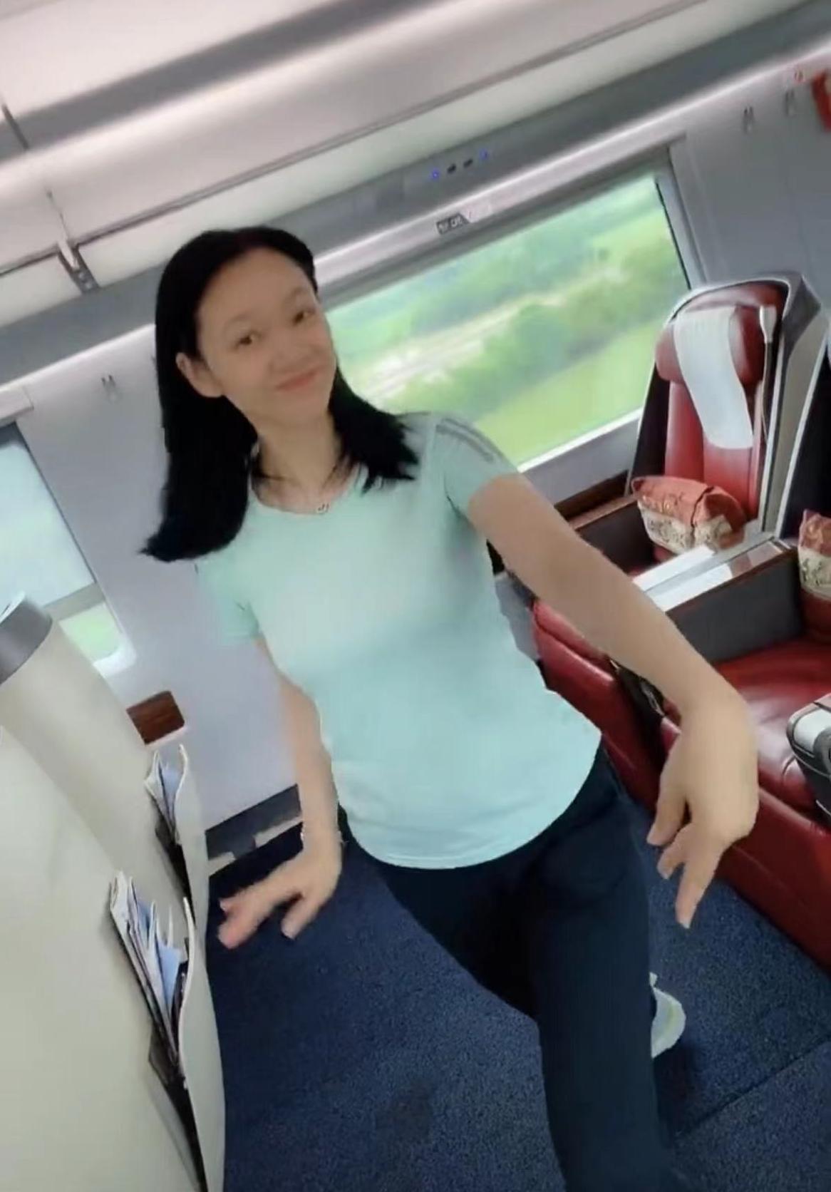 The famous host Zhou Qun caused controversy!Dance on the high-speed ...